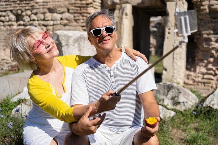 50 Plus Dating Guide: Navigate the World of Senior Dating with Confidence