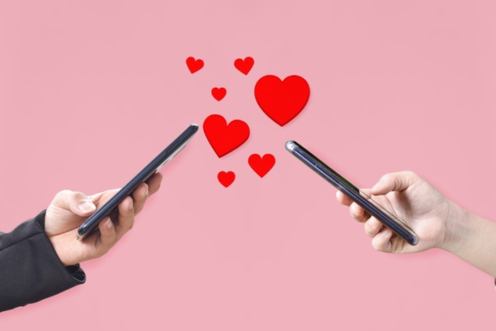 Senior Dating: Easy Ways to Start a Chat on Dating Apps
