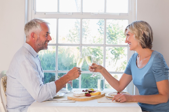How to Read Mature Men’s Signals and Feelings in Dating