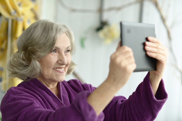 How Women Over 70 Can Enjoy Dating and Build Strong Bonds