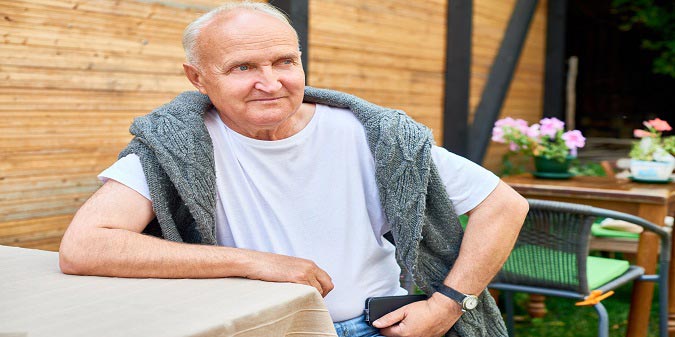 How Older Men Can Avoid Common Pitfalls in Online Dating
