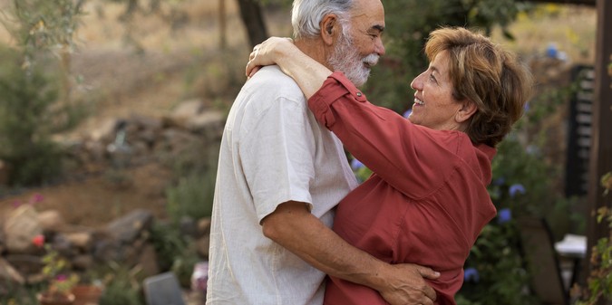 How Senior Singles Can Build Meaningful Connections