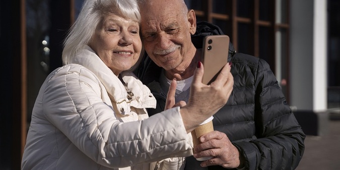 Senior Dating and Christmas: Celebrating Love and Traditions